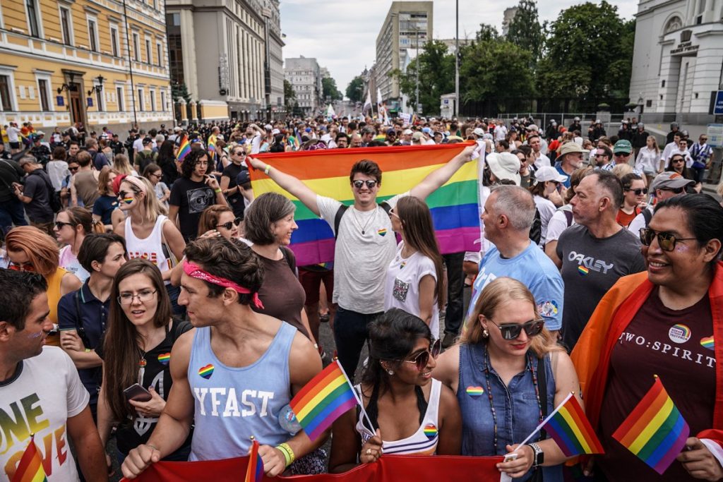 Thousands take part in Ukraine's largest pride march in Kiev : Peoples ...