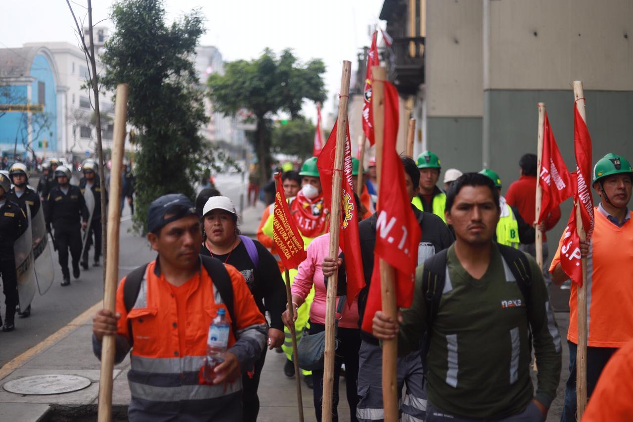 Peruvian mining industry workers begin an indefinite general strike ...