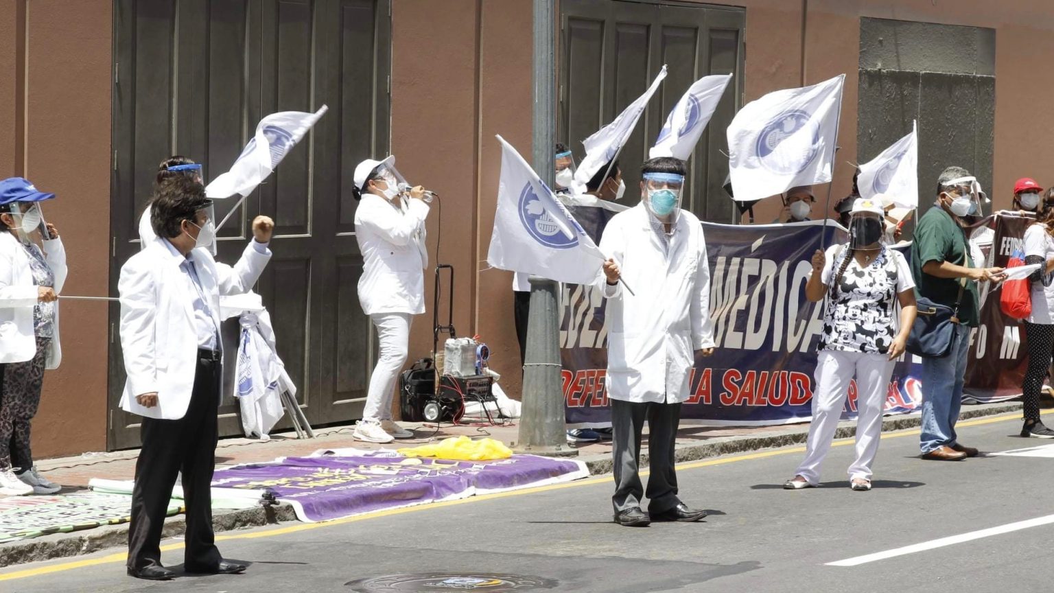 Peruvian health workers’ strike enters third week : Peoples Dispatch