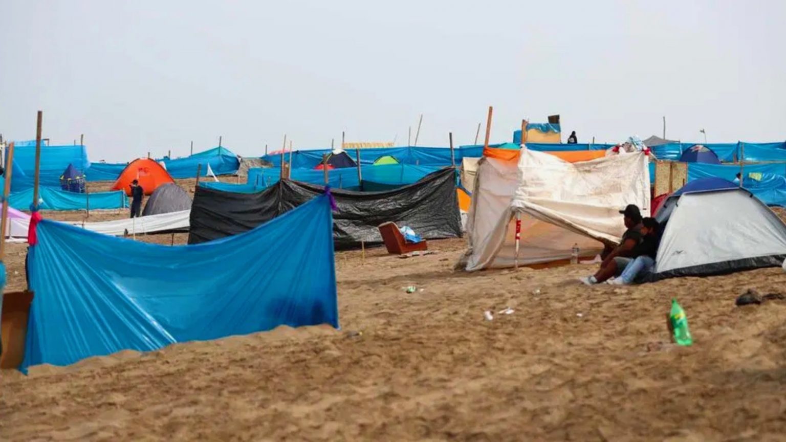 Thousands of houseless Peruvians forced to live in temporary camps ...