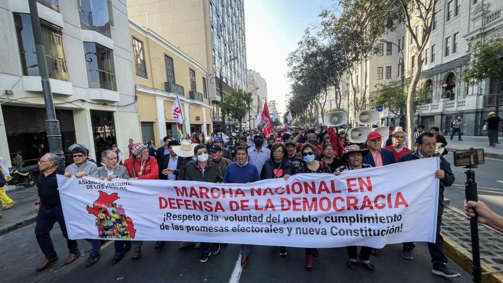 Peruvian movements and unions mobilize in defense of President Pedro ...