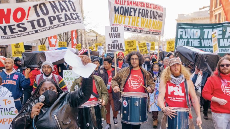 Thousands demonstrate in front of White House to demand an end to the ...