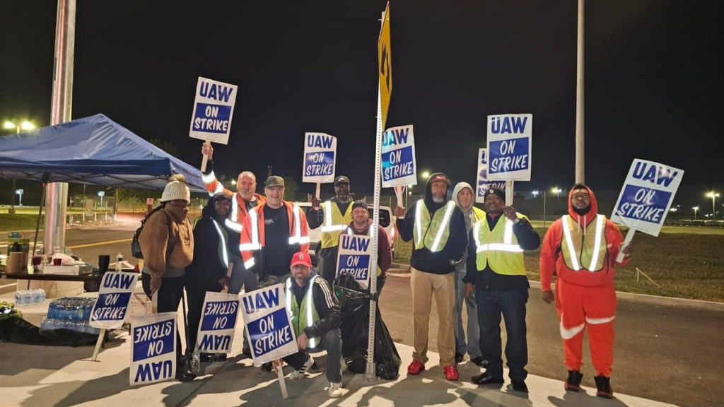 UAW continues to fiercely “stand up” despite company attacks : Peoples ...
