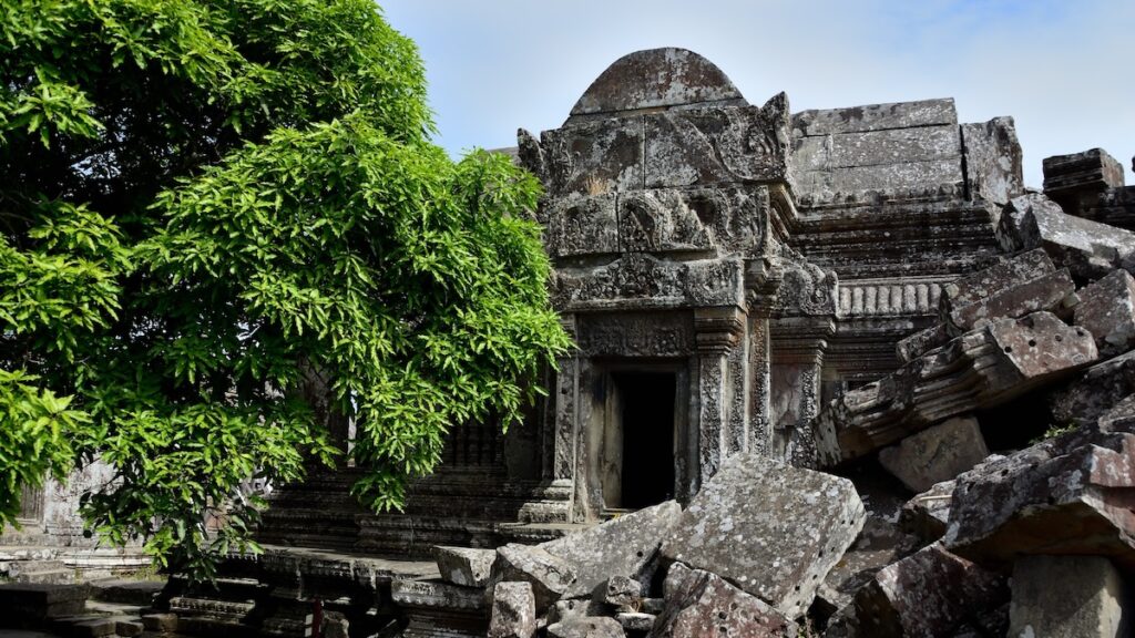 War between Cambodia and Thailand around an ancient temple : Peoples ...