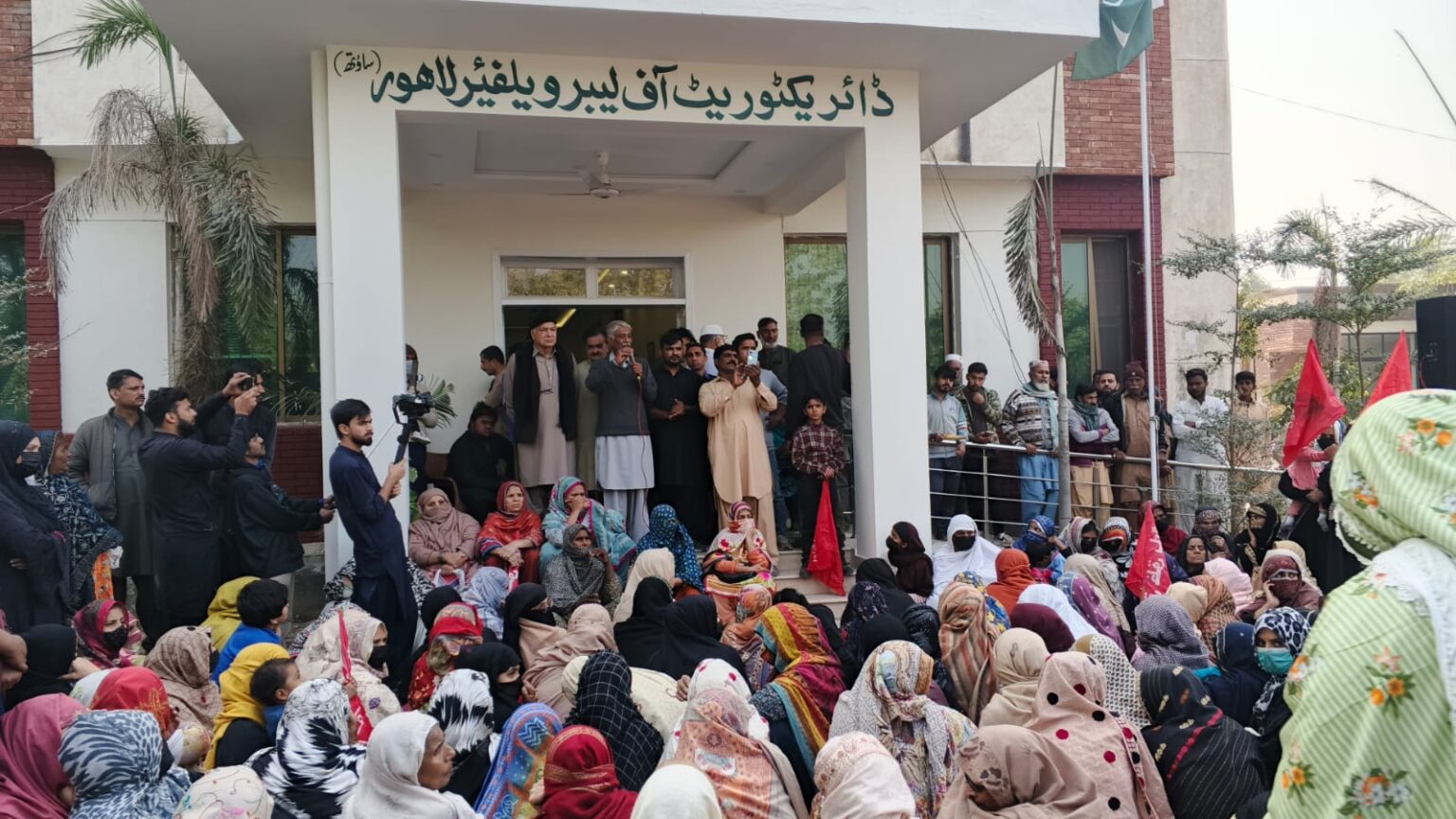 Workers demand implementation of minimum wage in Pakistan : Peoples ...